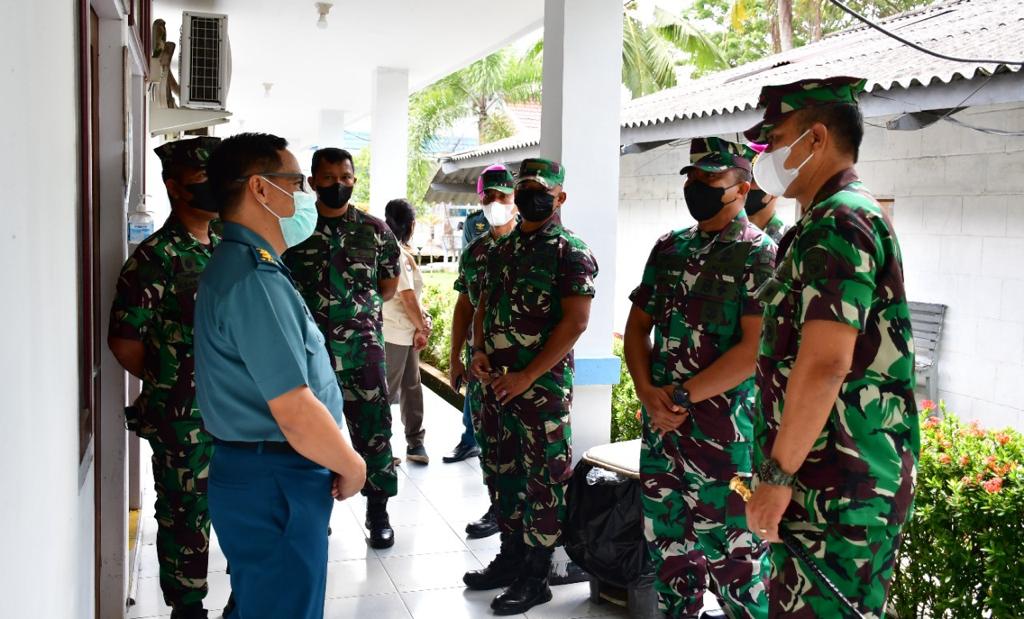 KOMANDAN PASMAR 3 TINJAU PERKEMBANGAN KESEHATAN PERSONEL SATGAS MUPE DI ...