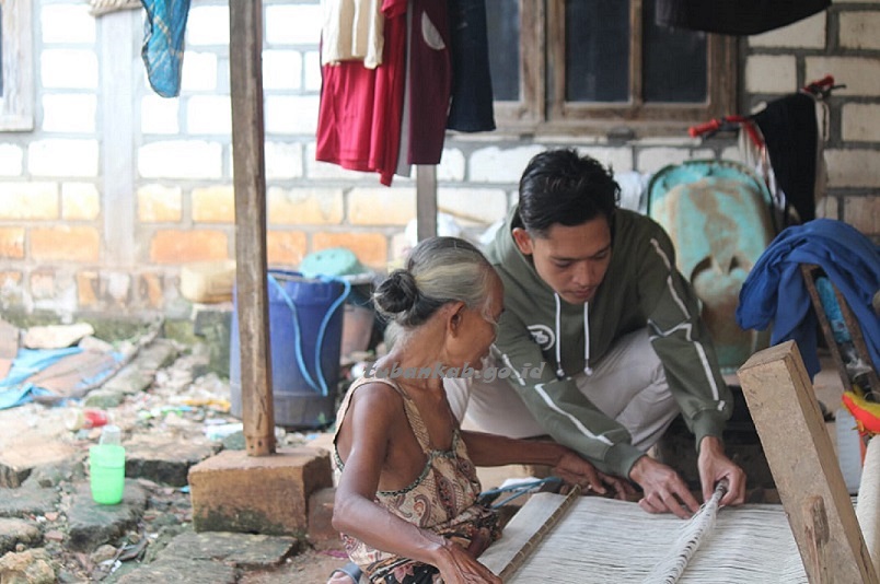 Batik Tenun Gedog Lowo Tuban Eksis Padukan Motif Konvensional dan ...