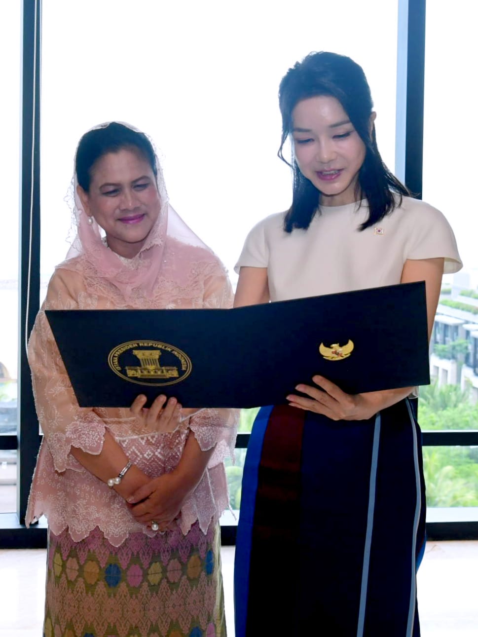 Ibu Iriana Melakukan Jamuan Minum Teh dengan Madam Kim Keon-hee ...